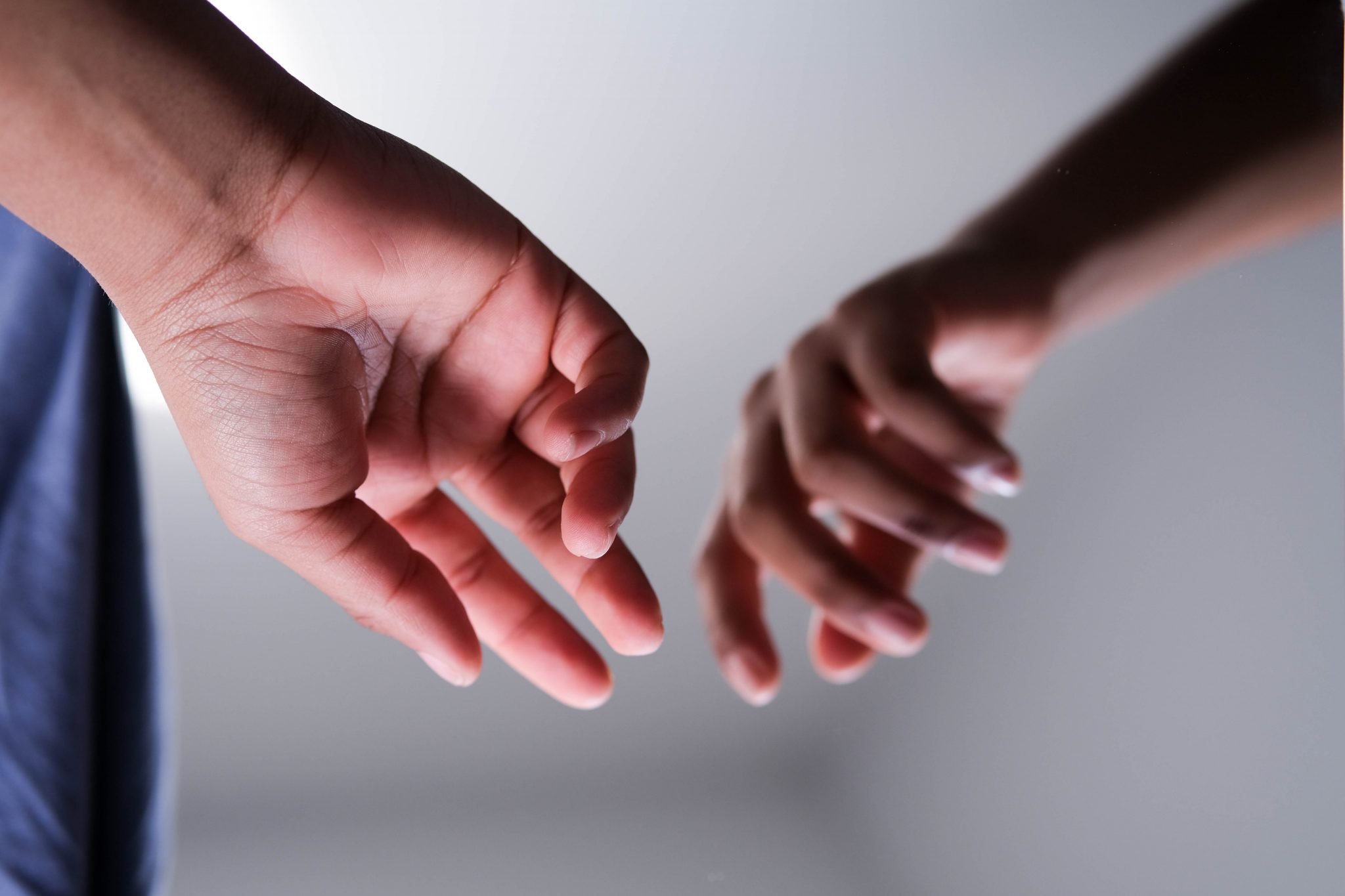 Between Screens: Can we touch in Distance? - Fou de Pheline